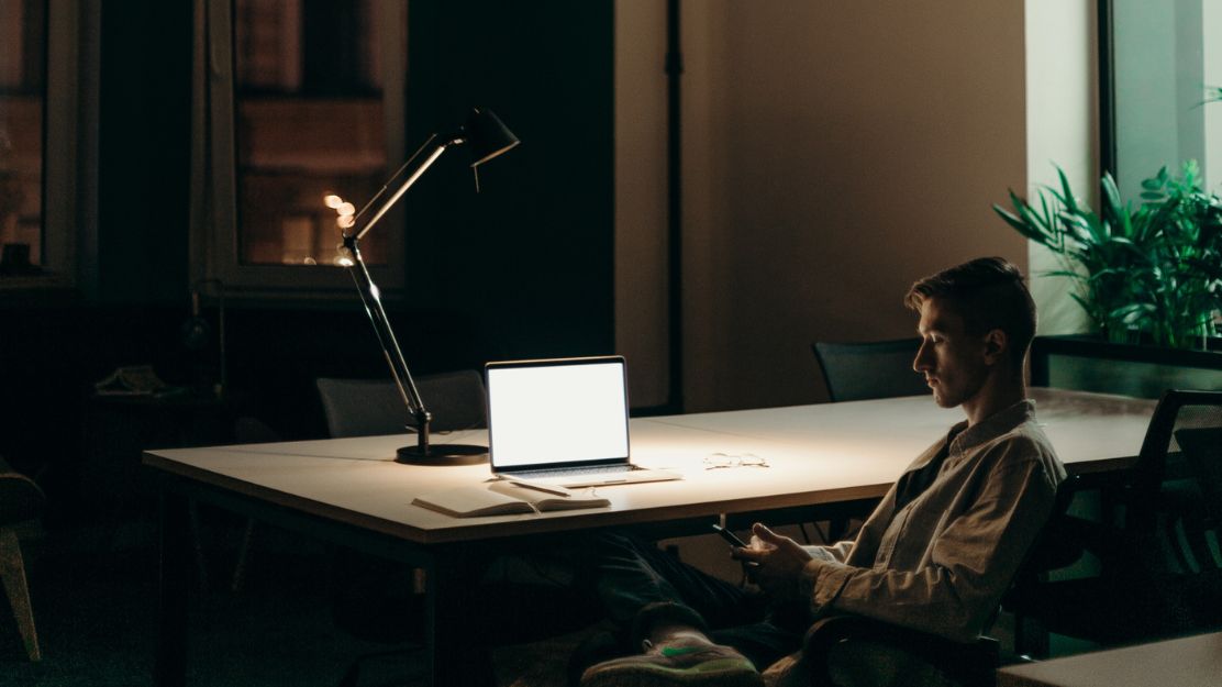 Trabalho noturno: o que é e o que diz a legislação? - Factorial
