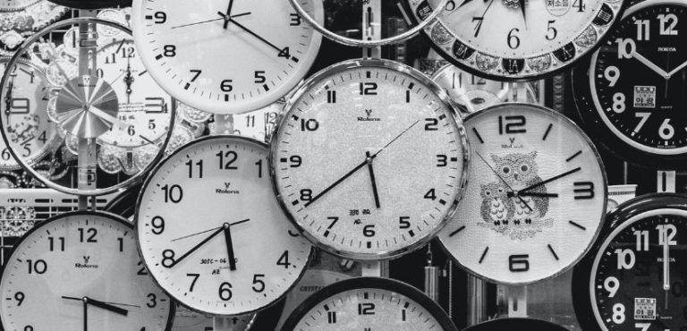 Swing shift hours: Meaning & schedule management tips - Factorial