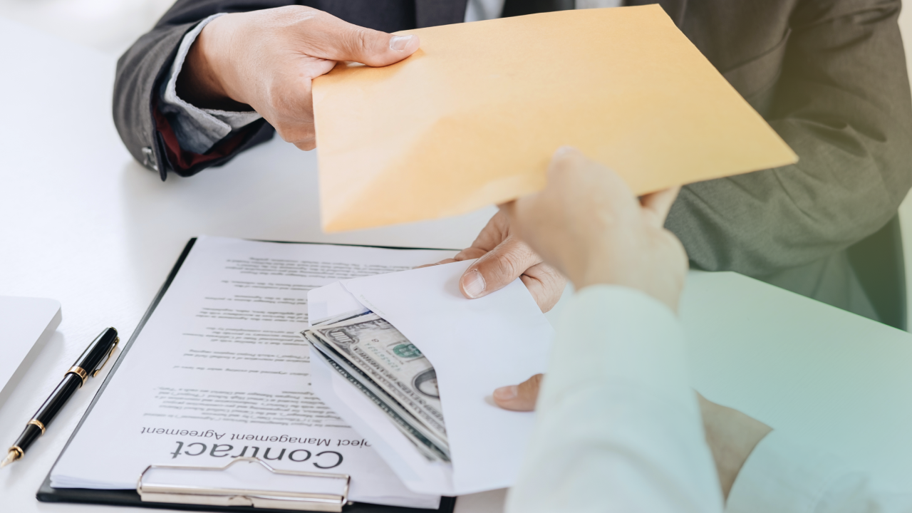 Pay in Lieu of Notice (PILON) Guide for UK&I Employers | Factorial